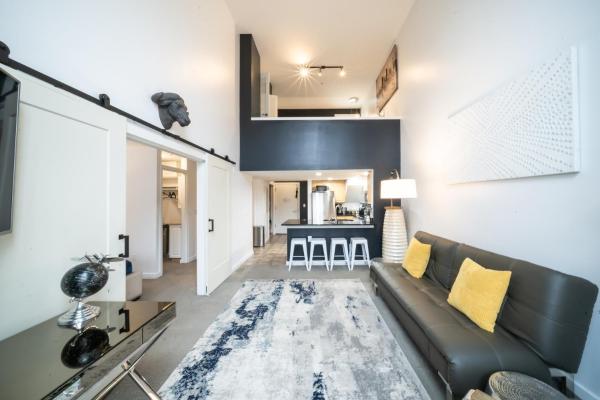 Modern Downtown Top Floor Penthouse With Bay Views - Seattle, WA