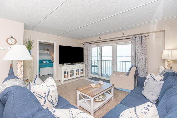 Ocean City Bayfront Condo Balcony, Stunning Views, Perfect For Relaxation - Ocean City, MD