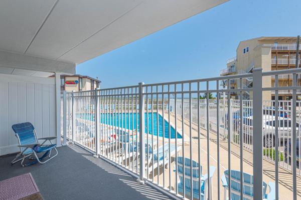 Spacious 2-bedroom Condo In Mid-town Ocean City Steps From Beach & Pool - Ocean City, MD