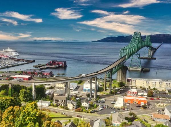 Charming Coastal 4br Home Near Columbia River - Astoria, OR