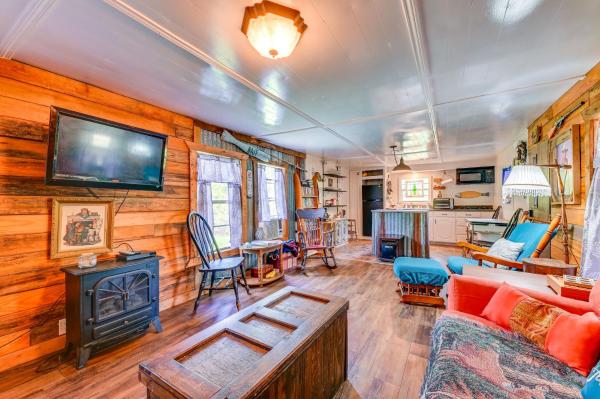 Fenced Yard Quaint Cabin Near Lake Texoma! - Lake Texoma