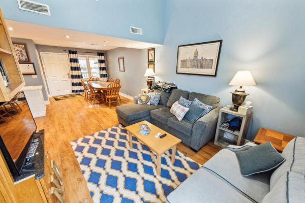 Stylish Notre Dame Condo - Sleeps 6 Condo - Notre Dame, IN