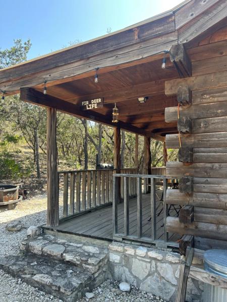 Honeycomb Hideouts Fir Deer Life Cabin - Concan, TX
