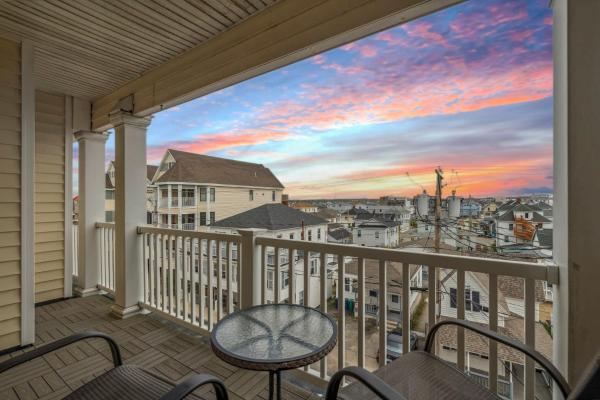 Ocean Views Balcony K Street Penthouse #5 - Hampton Beach, NH