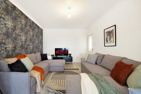 Modern Wembley Abode - Parking - Garden - Sleeps 14 - Buckinghamshire
