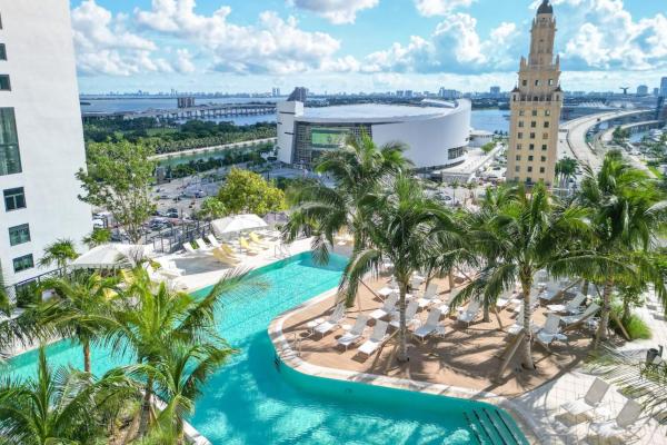 3610 Calm Blue Studio W Balcony View Pool And Gym - Miami
