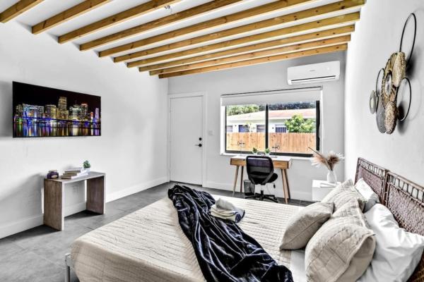 Unit 2 Cute Studio In North Miami 10min To Beach - Miami Shores, FL