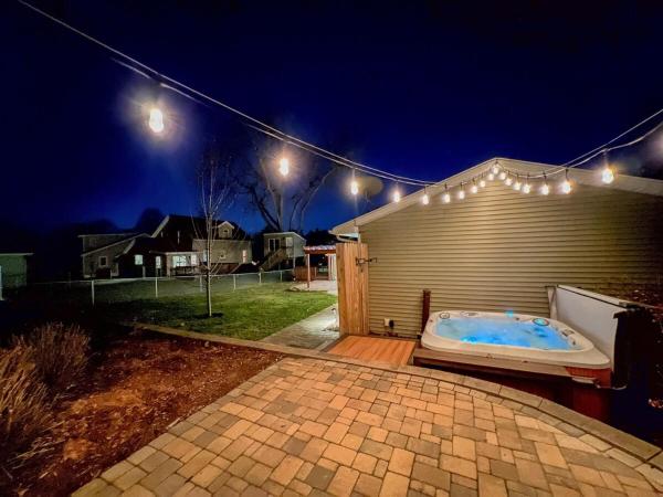 3bed 2bath Outdoor Oasis, Fenced Yard, Hot Tub! - Iowa