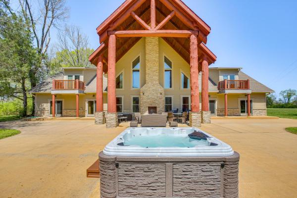 Spacious Group Getaway Near Cumberland River! - Dale Hollow Reservoir