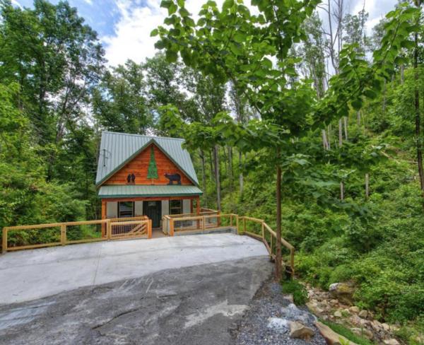 Bearly Hidden: Peaceful Creekside Escape With Hot Tub - Wild Bear Falls Water Park, Gatlinburg