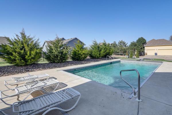 Balcony And Patio Spacious Home In Bel Aire! - Wichita