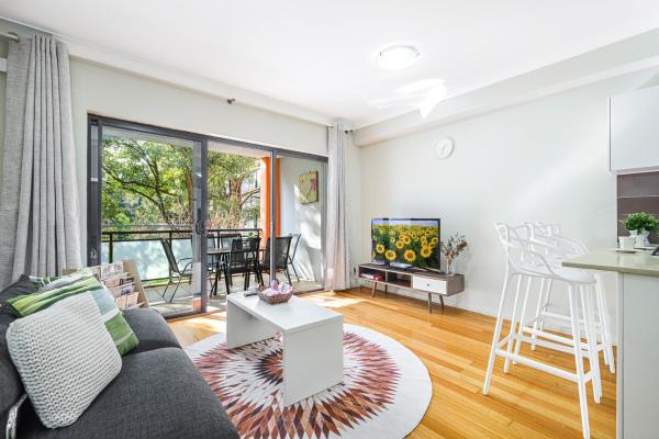 Comfy 2-bedroom 2-balcony Apartment Close To Cbd, Train And Metro Easy Reach - 威路比