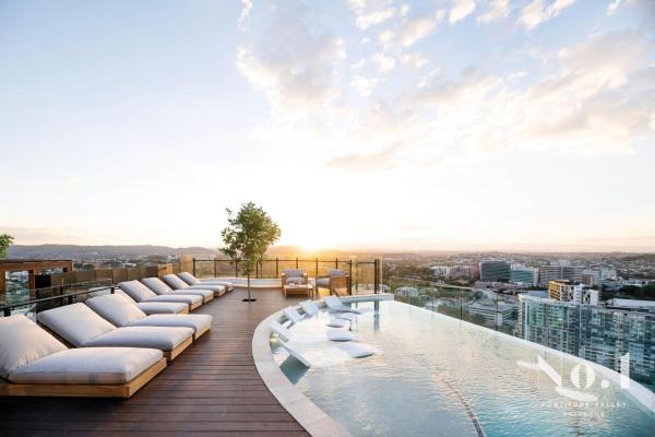 Modern Valley Pad With Rooftop Pool, Study & Parking - Balmoral