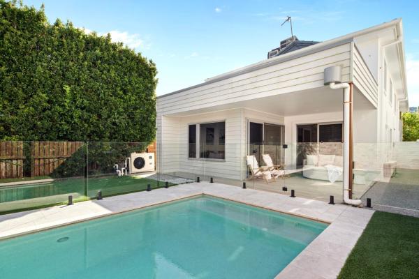 Sunbrite Breeze - Poolside Relaxation By The Sea - Broadbeach
