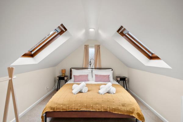 Spacious 6 Bed House In Waterlooville Portsmouth By Amber Stays, Perfect For Long Term Stays, Sleeps 14! - Hayling Island