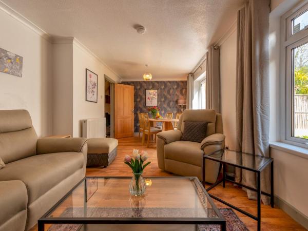 Charming Home Garden Family-friendly Telford - Pass The Keys - Telford