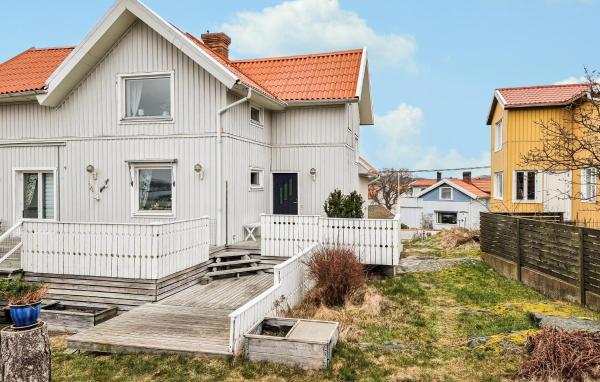 Amazing Apartment In Bohus-björkö With House Sea View - Hönö