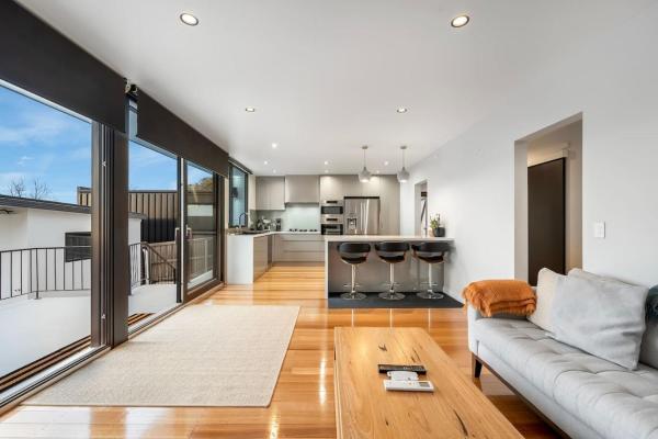 Meticulously Upgraded Home With Valley Views - Hobart