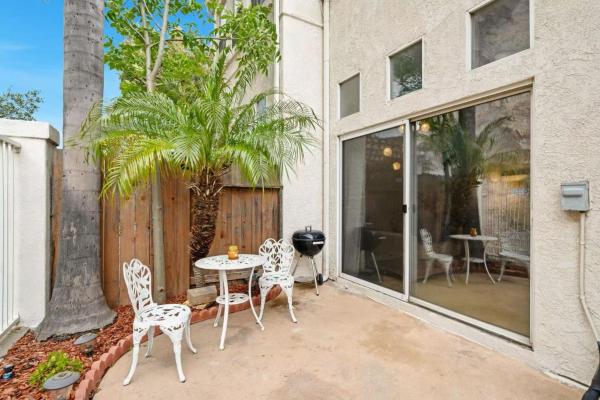 Bright Townhome Retreat With Private Patio & Walk Trails - Claremont