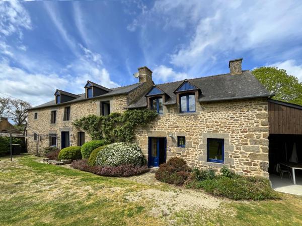 La Grande Maison Dans La Prairie - Combourg