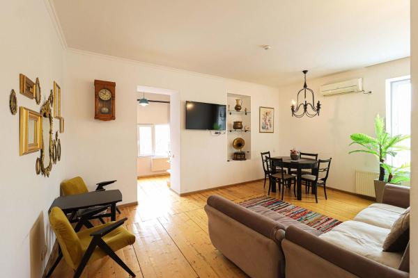 Opera House 2br Cozy Retreat - By Wehost - Tbilisi