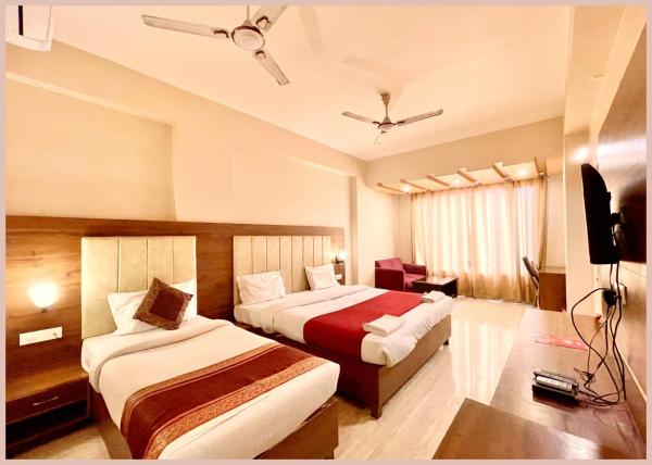 Hotel Luxuary Rudraksh Near Near Ganga Ghat And Kashi Vishwanath Temple - Hygiene & Spacious Room - With Wifi- And Parking - Air Conditioning Room - Best Hotel - Mughalsarai