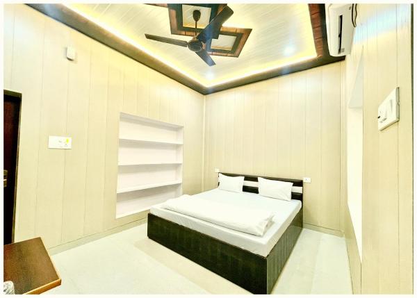 Hotel Dev # Vill Near Kashi Vishwanath Temple - Restaurant And Free Wifi Facilities - Fully Air Conditioning Hotel - A Top Rated Hotel - Varanasi