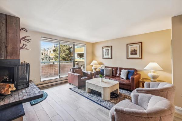 Riverside Condo, With A Pool & Hot Tub - Steps To Town - Aspen