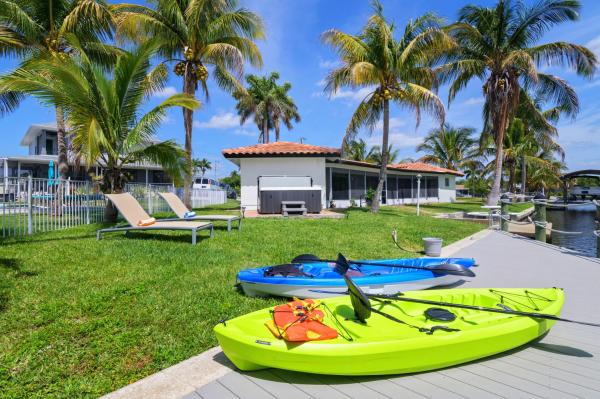 Relaxing Waterfront Retreat Near Downtown With Hot Tub, Kayaks, Private Dock And Pets Welcome! - North Fort Myers, FL