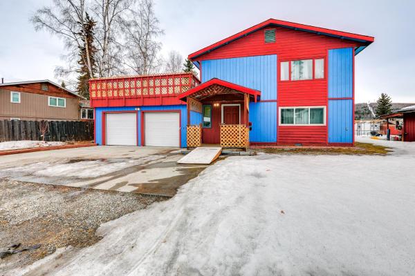 Near Dtwn And Pioneer Park Fairbanks Home With Deck! - Fairbanks, AK
