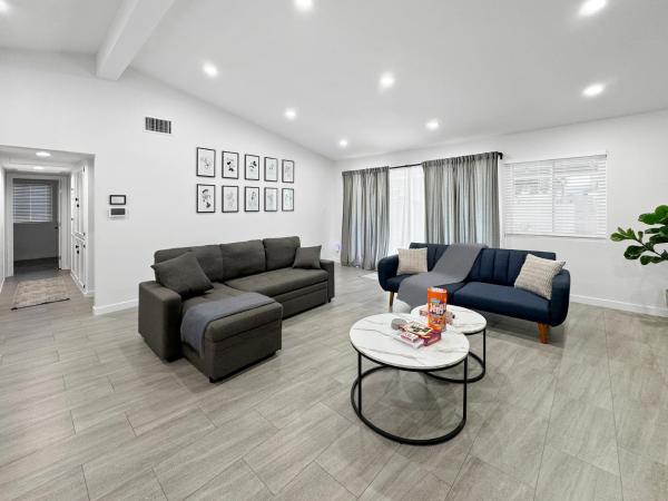Modern Home For Large Families By Disney & Knotts - Anaheim