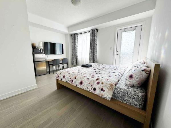 Modern Private Room Private Bathroom With King Bed With Tv And Optional Balcony 10 Minutes Walk To Rogers Stadium Midtown Downtown Toronto - Toronto
