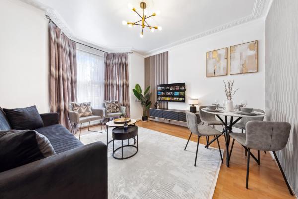 4br Group Home 7 Beds Sleeps 9 Great Location Wifi And Parking Book Now! - Barnet