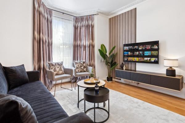 North London 4-bed House, Garden, Shops & Tube Nearby - Barnet