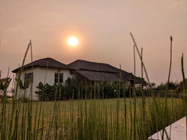 Rustic Farm House By The Lake - Hyderabad