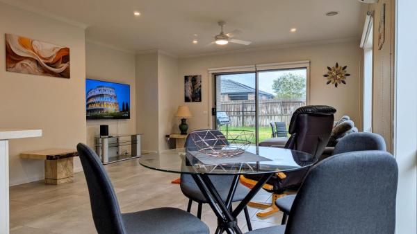 Comfy & Spacious Home Near Bellarine Rail Trail - Geelong