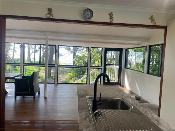 Pet Friendly Beachfront Home- Sleeps 8 - Burrum Heads