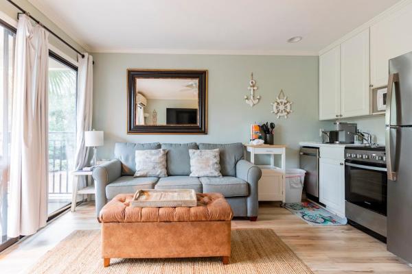 Beachfront King Bed Villa, Private Balcony, Self Check-in - Hilton Head Island, SC