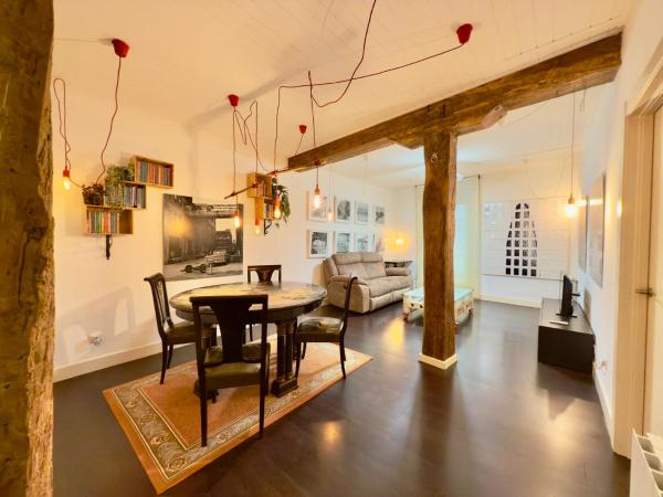 Arte Y Diseño Junto Al Casco Viejo De Bilbao - Bilbao