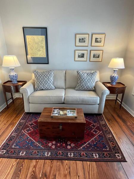 Historic Downtown King Bed Cottage- Parking And Patio - Savannah, GA