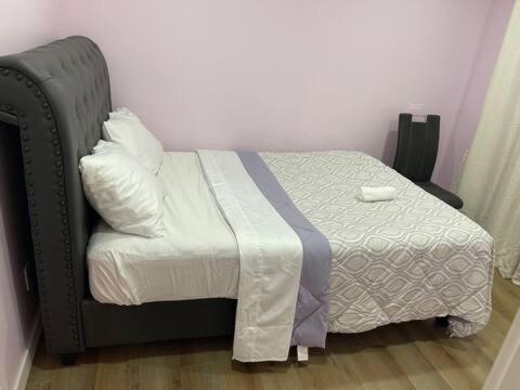 Bedroom In Upland D - Edmonton, Canada