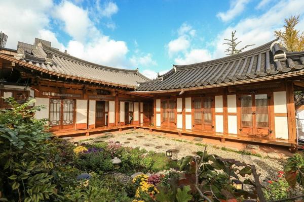 Jeonju Hanok Maeul Hanok Gotek Bugyeongdang - Jeonju-si