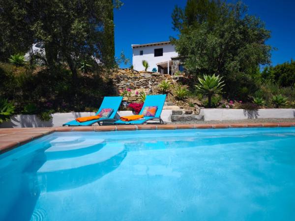 Künstlerhaus Finca Madreselva Mit Atemberaubenden Weitblick Mit Infinitypool, Kleinen Teichen Und Vielen Sitzplätzen In Tolox Malaga Im Nationalpark Sierra De Las Nieves, Ideal Für Entspannung, Aber Auch Zum Wandern - Tolox