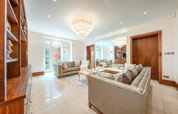 250 Sqm Mega Mansion - Surbiton
