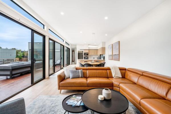 Waterfront Luxury In Opossum Bay - Bruny Island