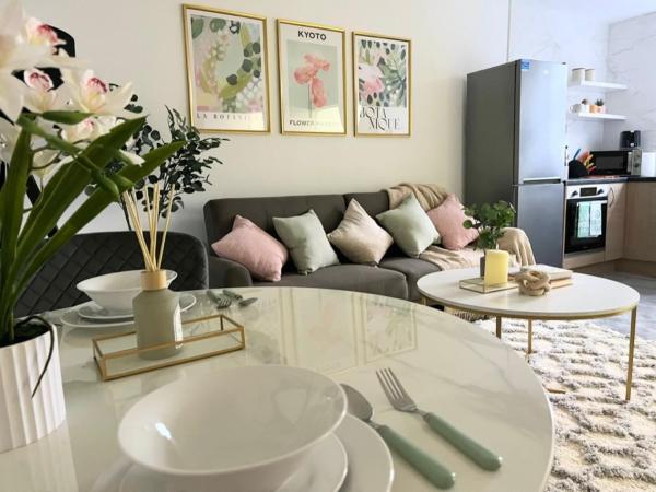Artistic 2 Bed Flat In Bolton City Centre - Bolton