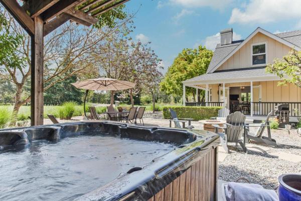 Charming 4br Wine Country Getaway With Spa & Firepit - Rohnert Park, CA