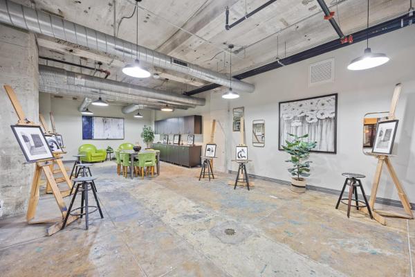 Stunning Downtown Apartment With Pool, Laundry, Parking - Dallas, TX