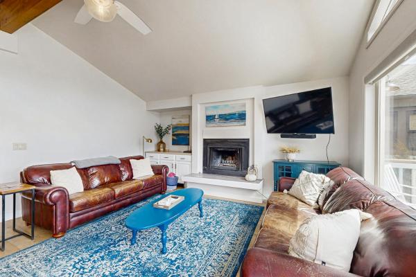 Modern Mountain Escape - 太浩湖