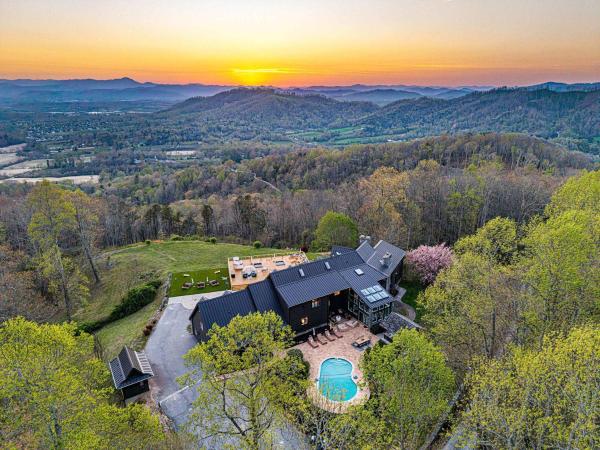 The Albatross Estate & Golf Links - Mountain Home, NC
